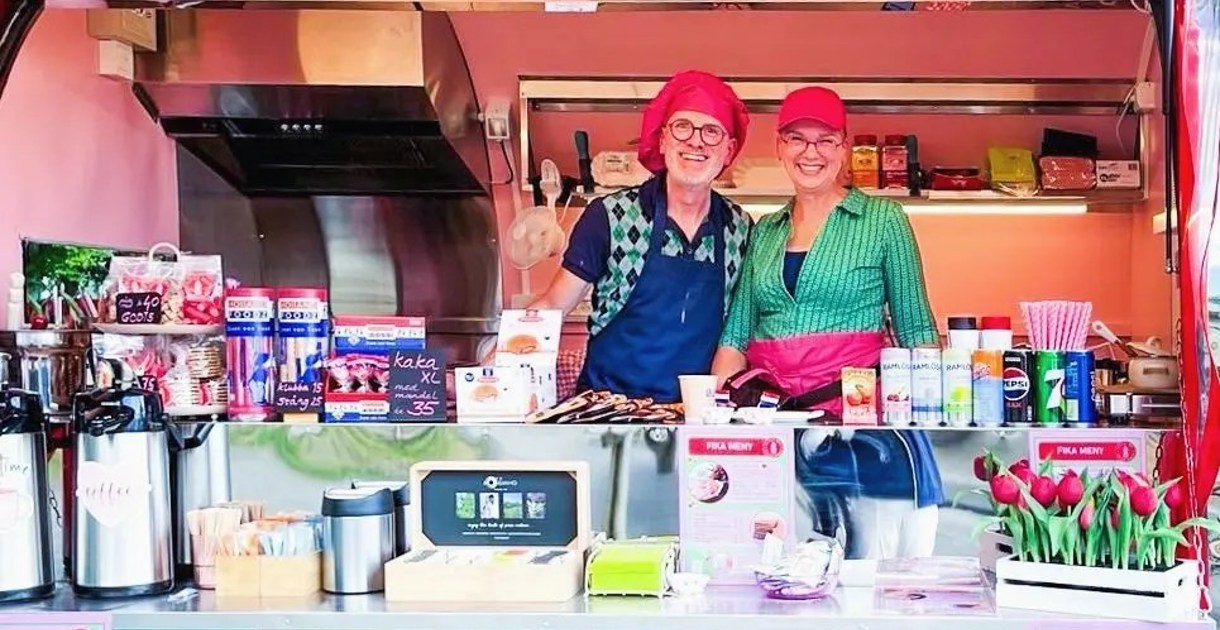 Alexandra och Rolf bakar holländska minipannkakor i Hjo hamn